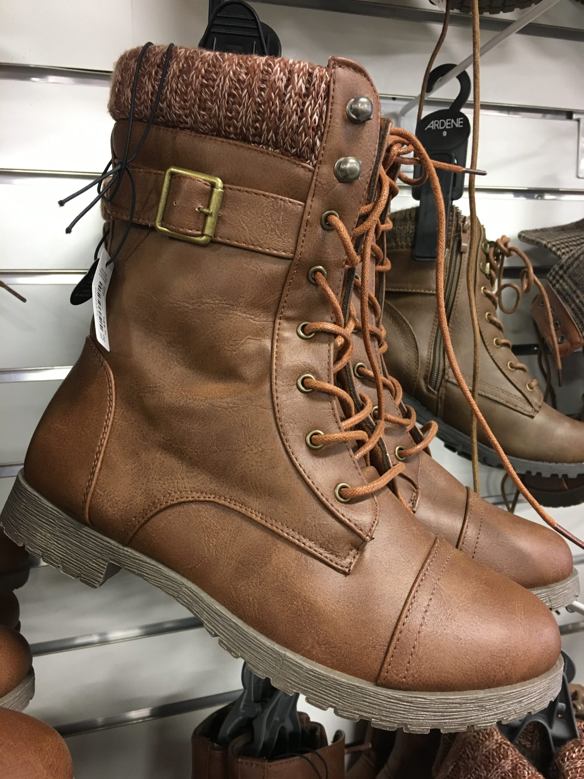 Orfus Road: Roupas e calçados baratos em Toronto